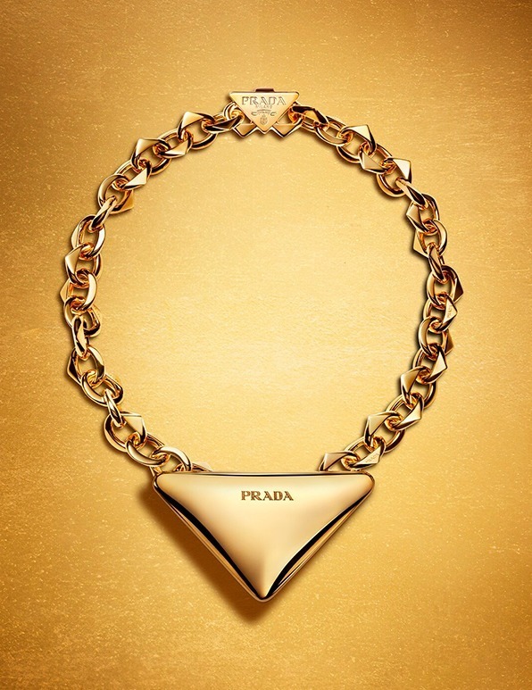 『珠宝』Prada 推出 Eternal Gold 系列：再生黄金与三角形徽标 | iDaily Jewelry · 每日珠宝杂志