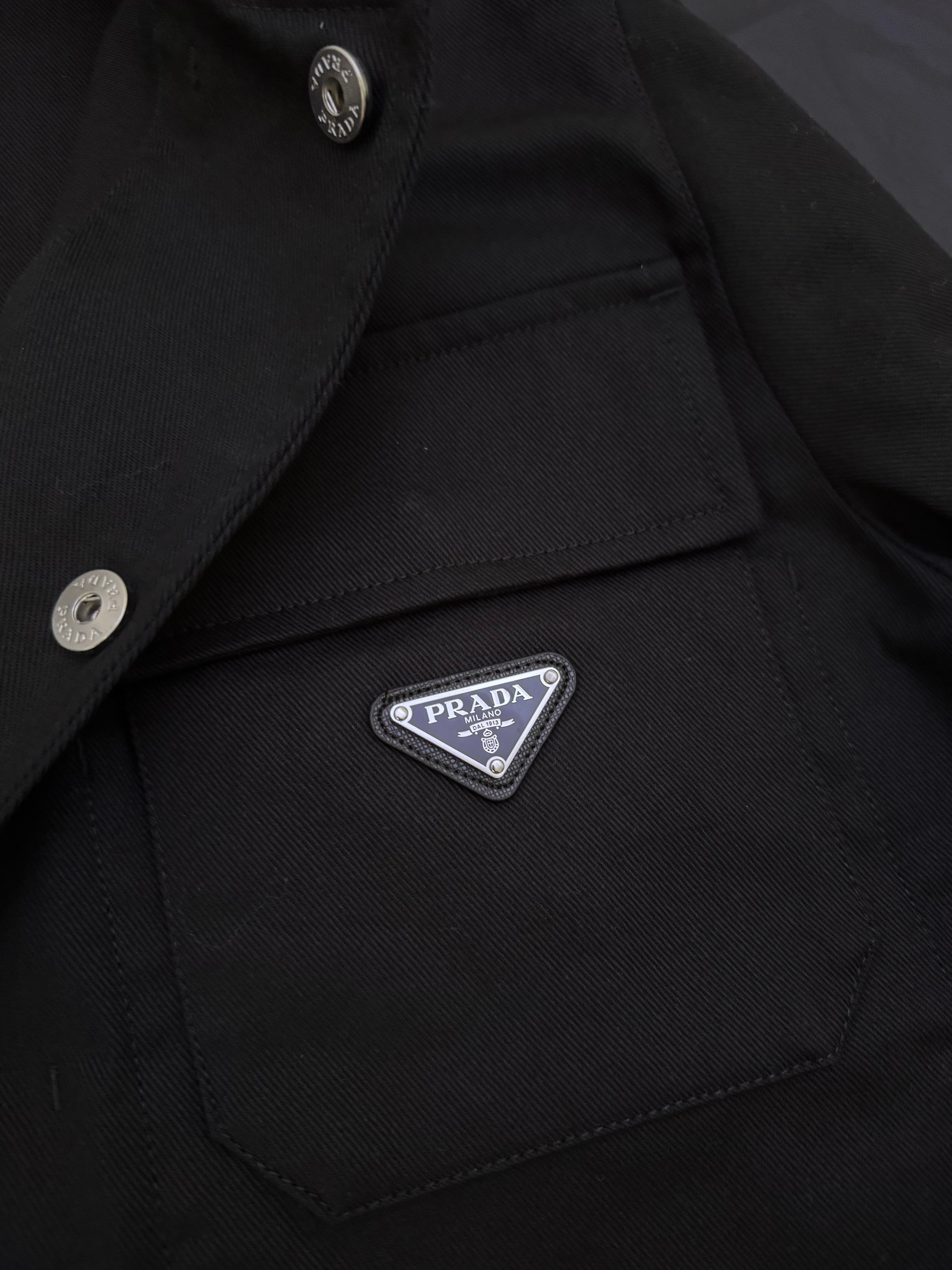 PRADA SPREAD COLLAR BRAND PLAQUE COTTON JACKET – BLACKJASON7
