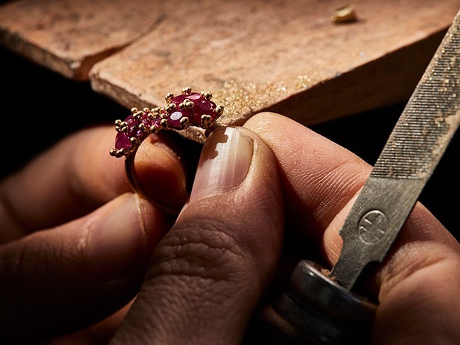 『珠宝』Ruth Tomlinson X Gemfields 推出4枚独一款订婚戒指：红宝石 | iDaily Jewelry · 每日珠宝杂志