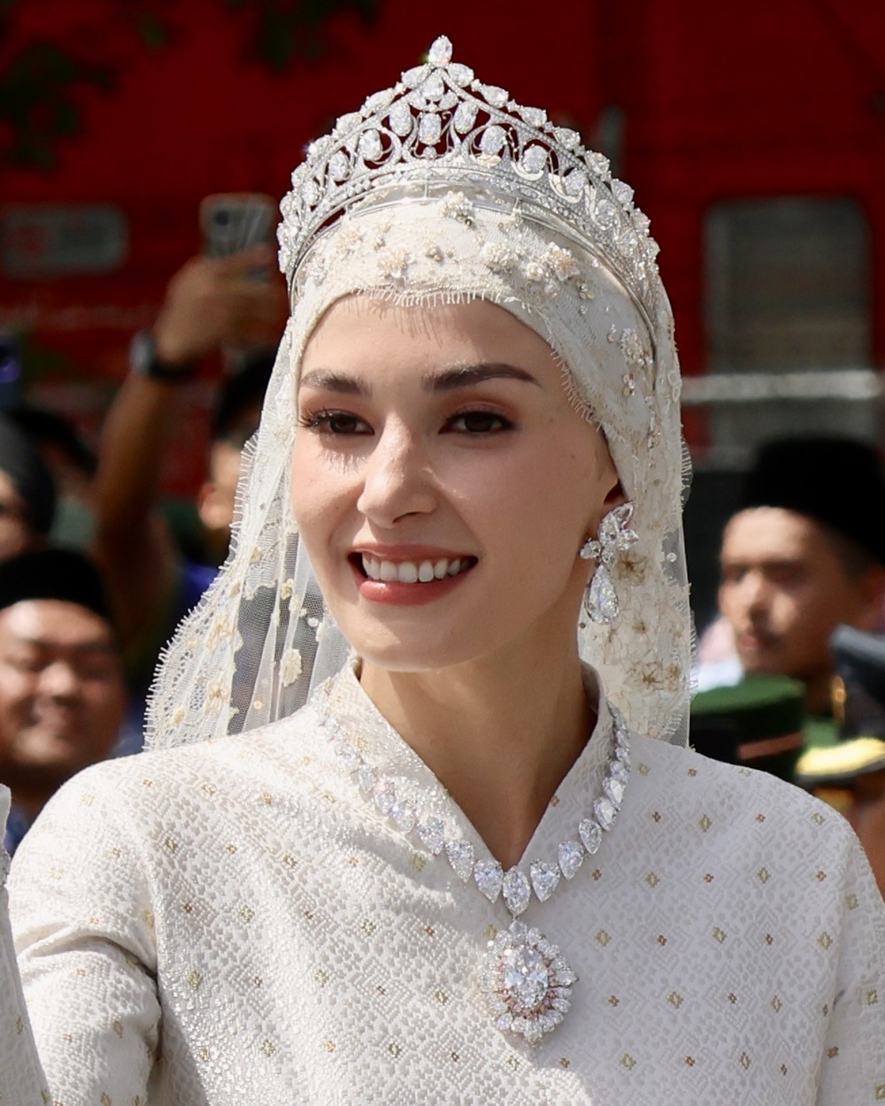 『珠宝』全球一周：文莱王妃 Anisha Rosnah 婚礼佩戴新加坡珠宝商钻石王冠；De Beers 钻石原石价格平均下调10%至15% ...