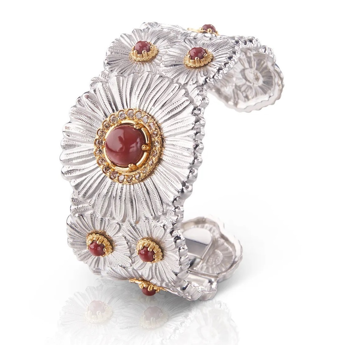 『珠宝』Buccellati 推出 Blossoms 新作：雏菊与红碧玉 | iDaily Jewelry · 每日珠宝杂志