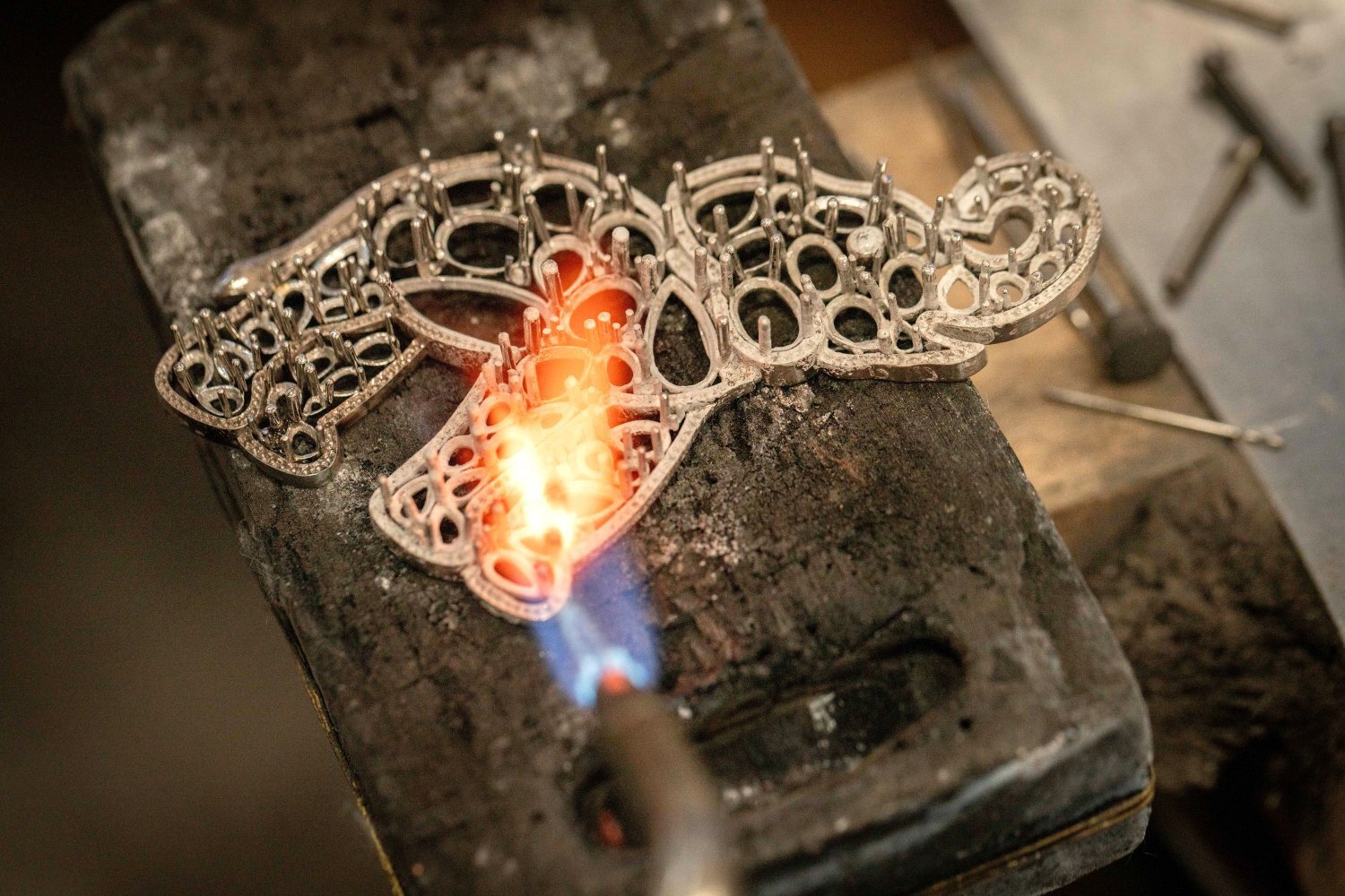 『珠宝』Chopard 推出 Insofu 高级珠宝系列新作：6225ct赞比亚祖母绿原石切割 | iDaily Jewelry · 每日珠宝杂志