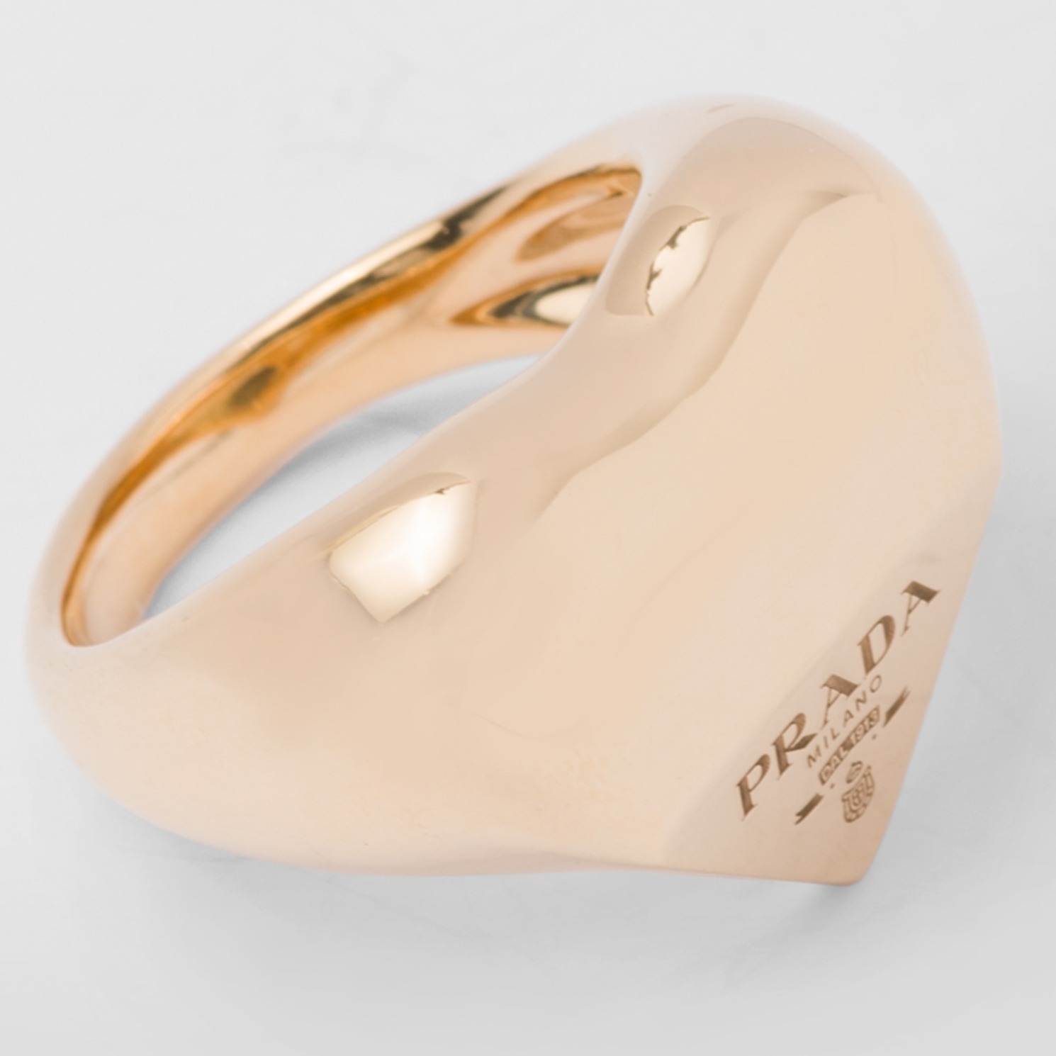 『珠宝』Prada 推出 Eternal Gold 新作：三角徽标，宝石与爱心 | iDaily Jewelry · 每日珠宝杂志