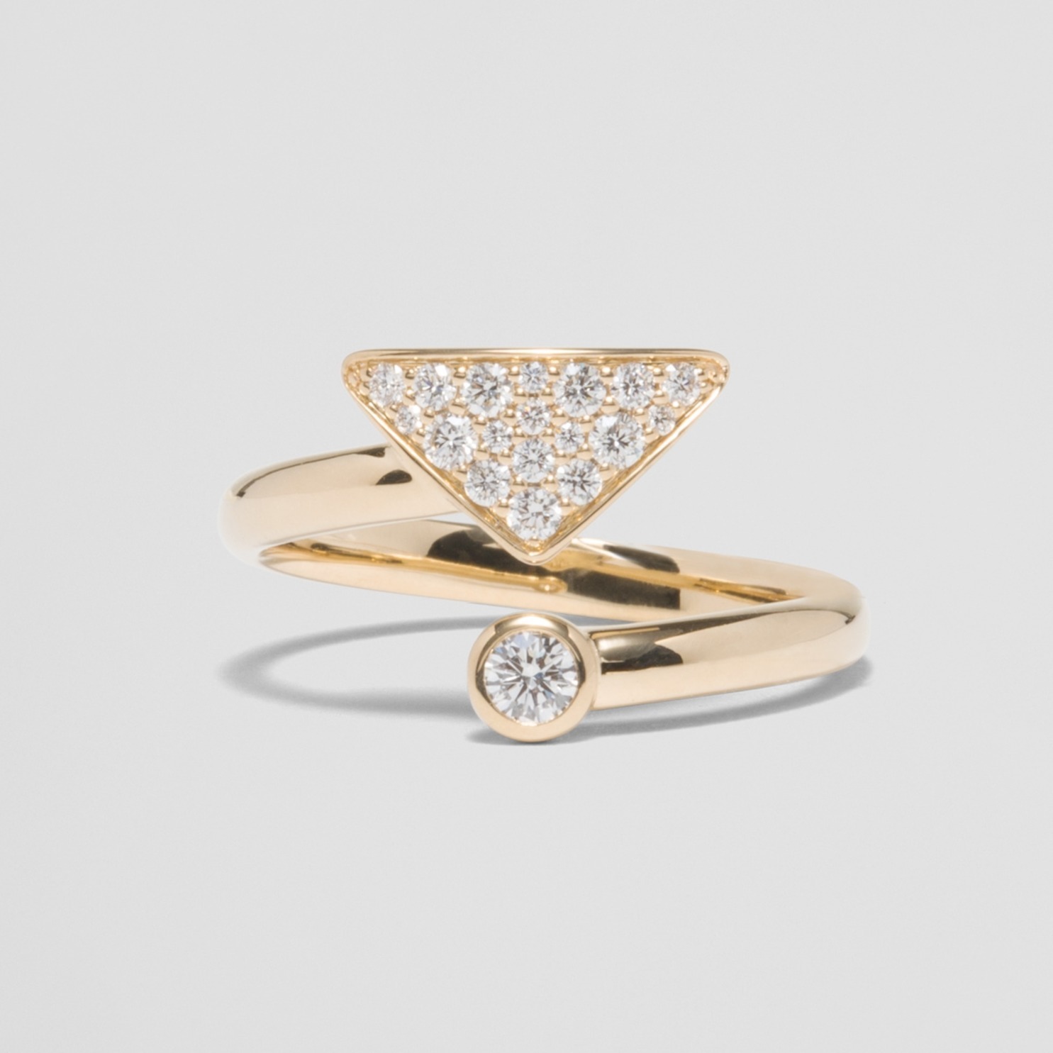 『珠宝』Prada 推出 Eternal Gold 新作：三角徽标，宝石与爱心 | iDaily Jewelry · 每日珠宝杂志