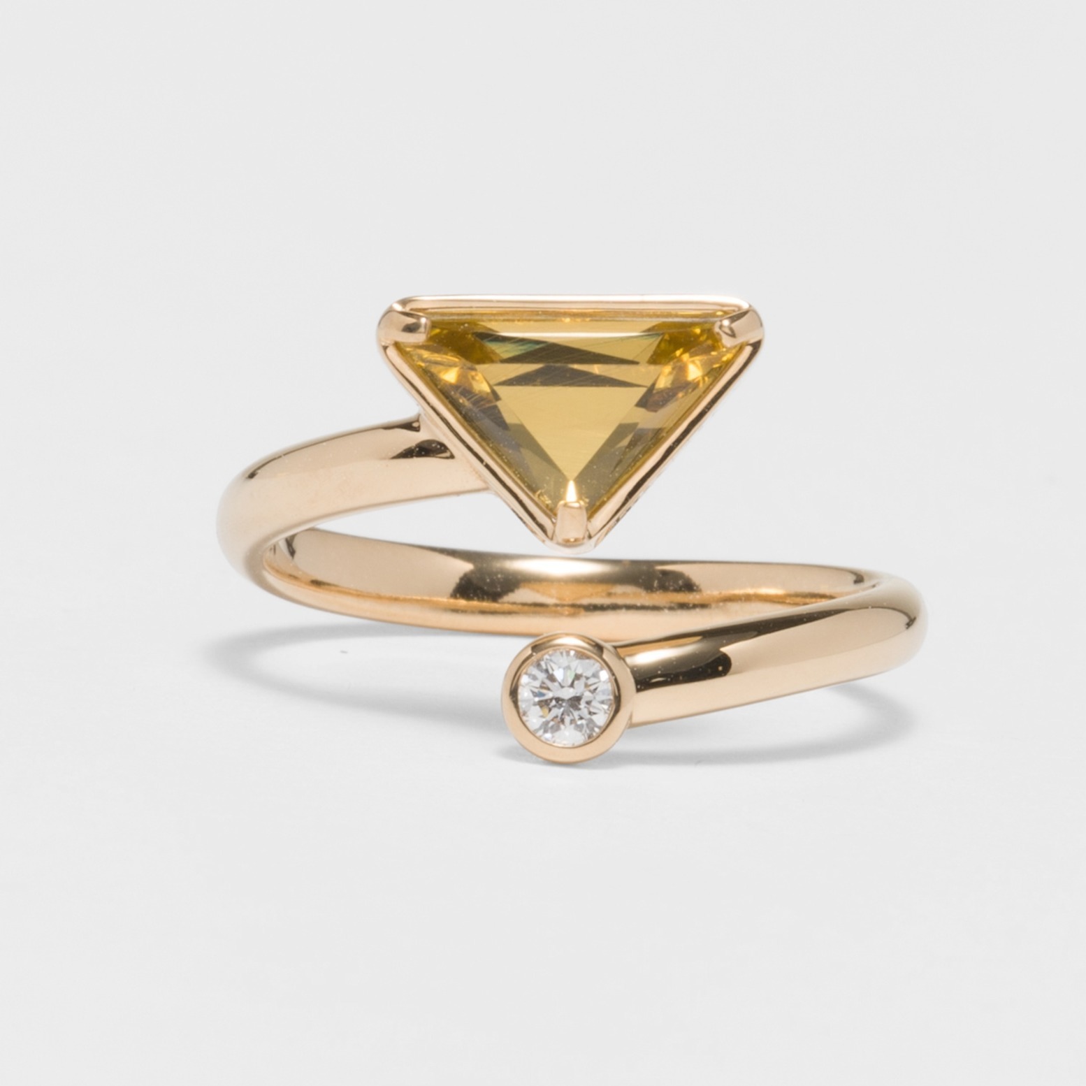 『珠宝』Prada 推出 Eternal Gold 新作：三角徽标，宝石与爱心 | iDaily Jewelry · 每日珠宝杂志